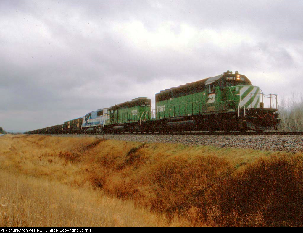 1423-21 Northbound BN freight at dusk